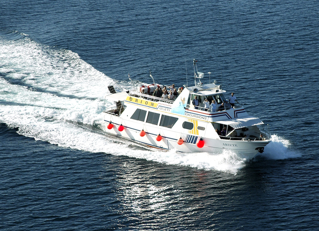 Red Bull Air Race / Boat excursion - Sport Tourism | Far. Fast. Deep. High.